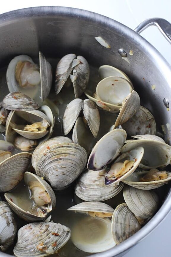 30 Minute Spaghetti and Clams with Brown Butter and Garlic Breadcrumbs ...
